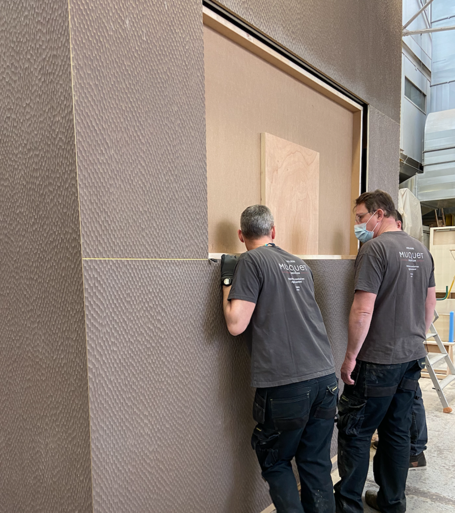 Cladding a double hearth fireplace with built-in screens - Ateliers Muquet